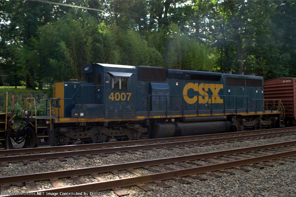 CSX SD40-3 4007 trails on Q410